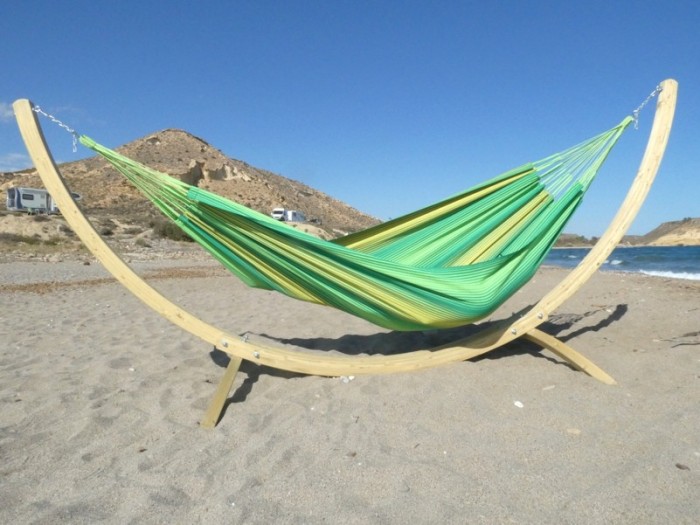 Hamac XL vert sur pied en bois. Une collection Tropical-hamac