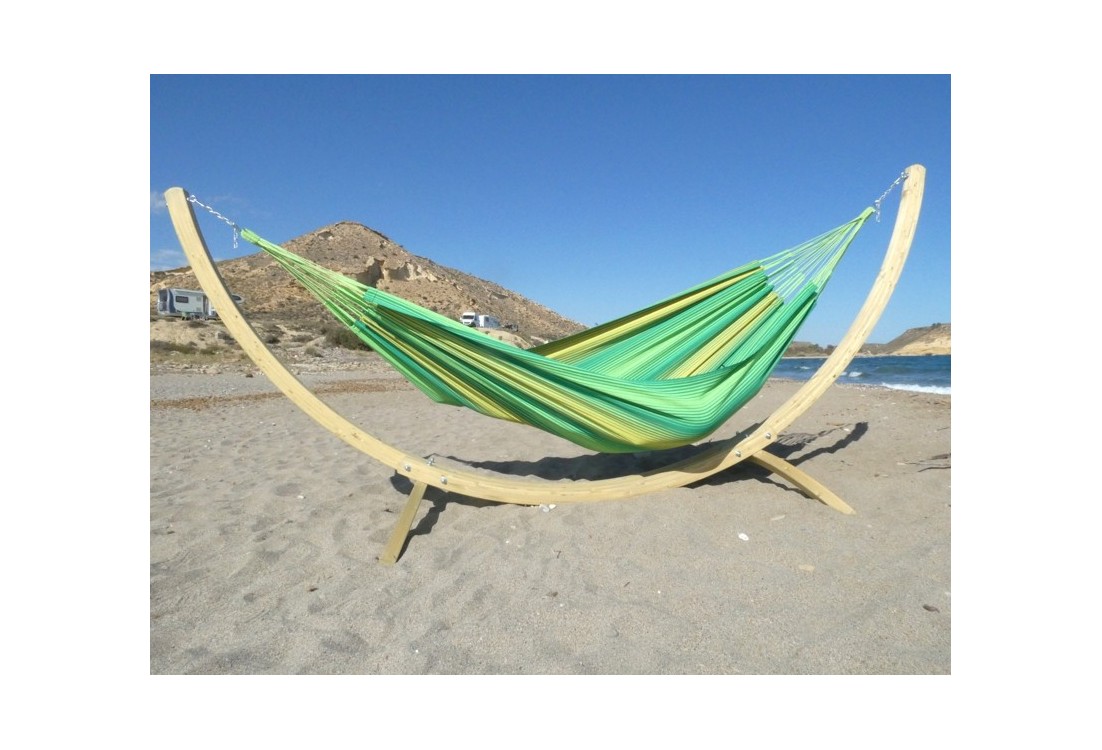Hamac XL vert sur pied en bois. Une collection Tropical-hamac