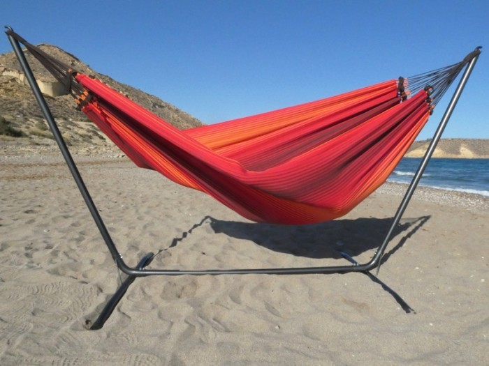 Hamac duo sur pied métallique. Pour vos jardins et terrasses.
