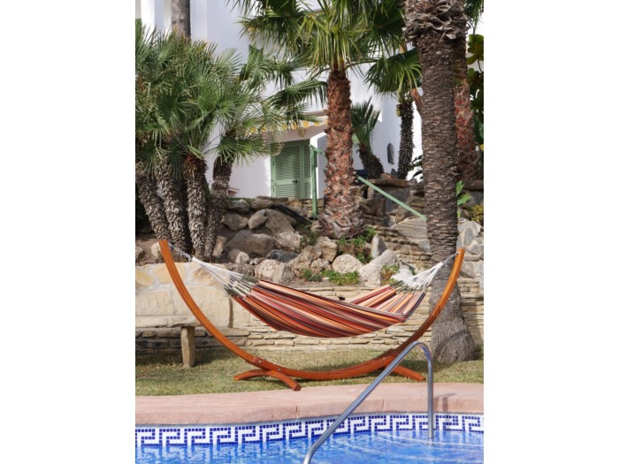 Hamac avec support en mélèze Latino Relax L et son Hamac Aguilas